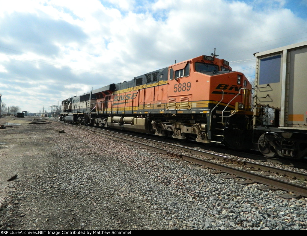 BNSF 5889